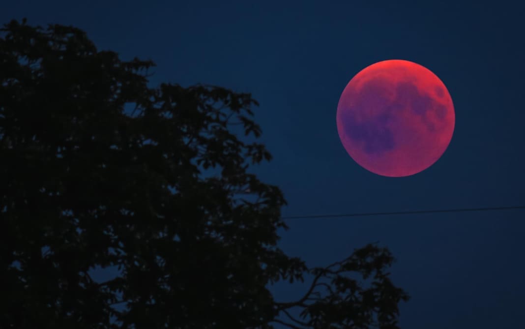 Por que a Lua fica laranja ou avermelhada? Entenda o processo